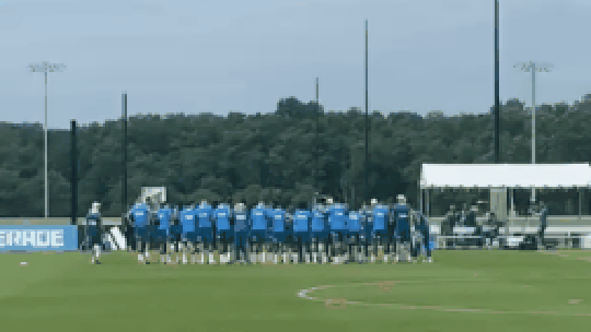 Aniversariante do dia, Ancelotti passa por corredor polonês durante ...