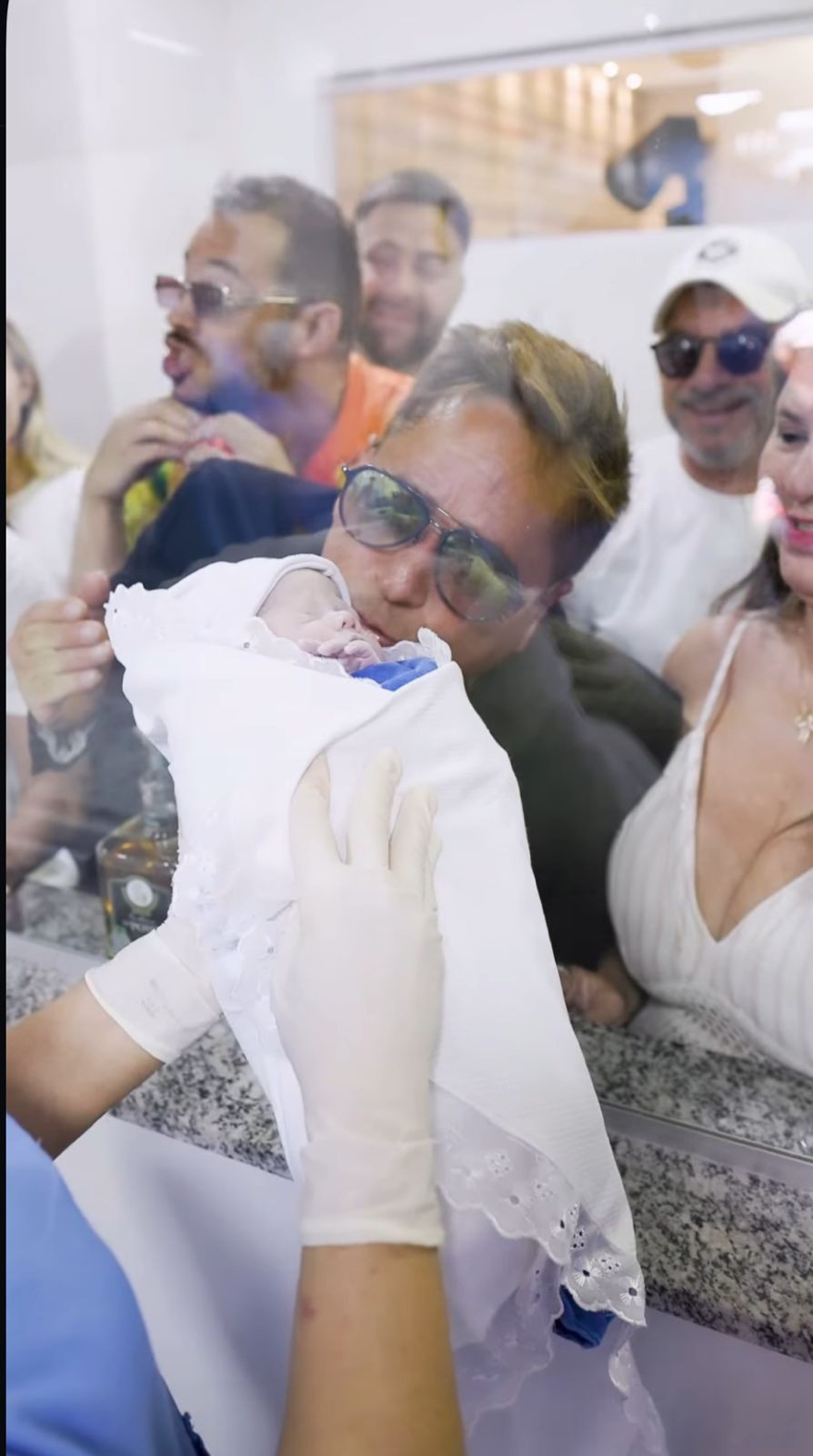 Porcelanas e maternidade personalizada: A luxuosa decoração para ...