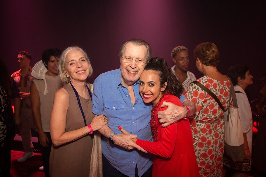 Em rara aparição, Daniel Filho assiste à estreia teatral da nora casada ...