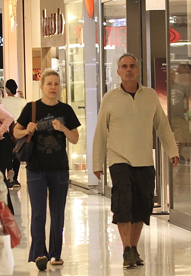 De cara limpa, Paula Toller aparece em clique raro ao lado do marido ...