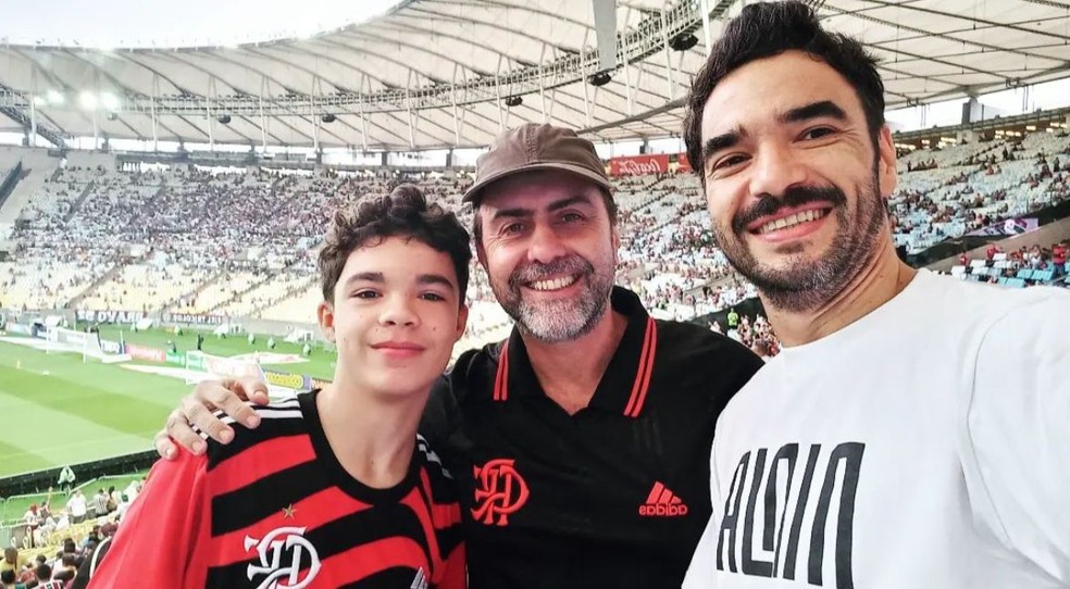 Separados, Caio Blat e Maria Ribeiro posam juntos no aniversário do filho