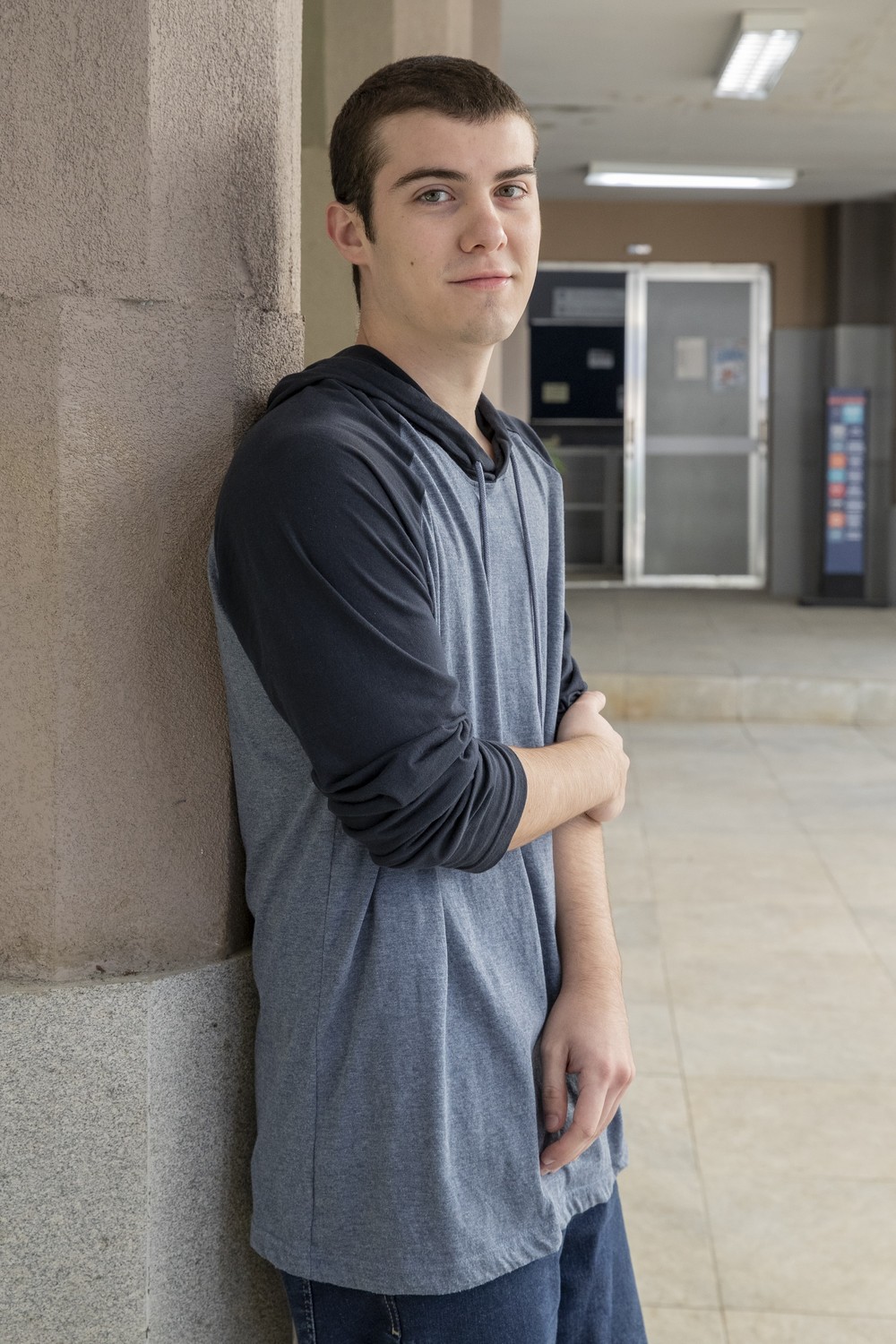 Quem é Caio Manhente, o ex-ator mirim flagrado aos beijos com Bella Campos