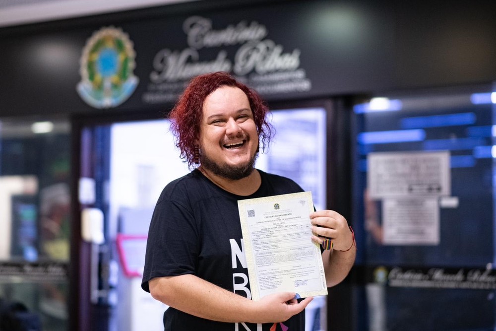 Pioneiro Ator De Elas Por Elas Recebe Certidão Com Gênero Não