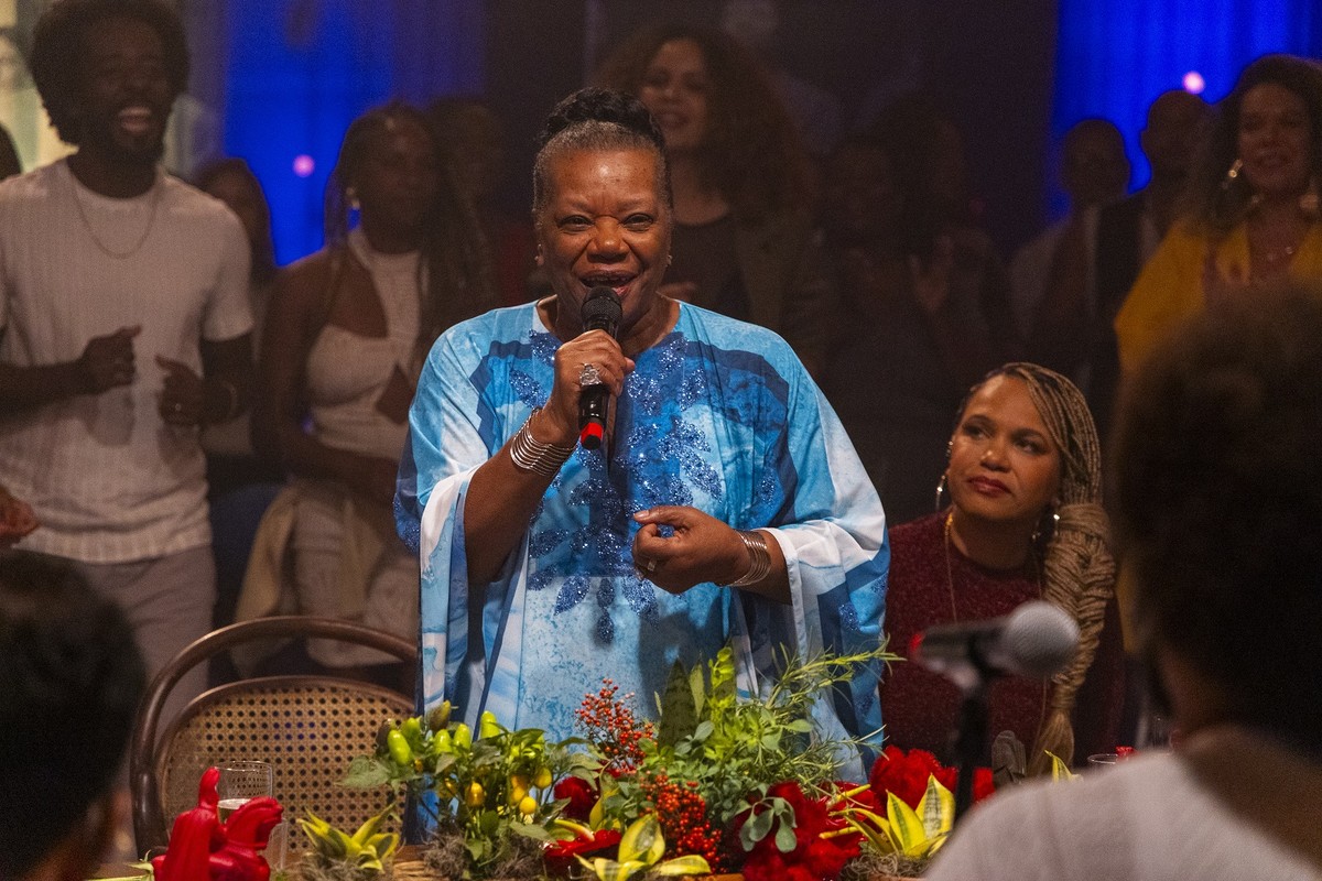 Neusa Borges é homenageada aos 83 anos com tributo na TV