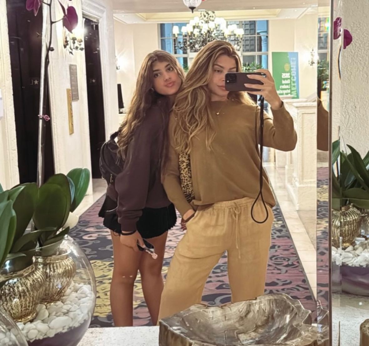 Sem os pais, filha de Grazi e Cauã dá show de simpatia e tira fotos com ...