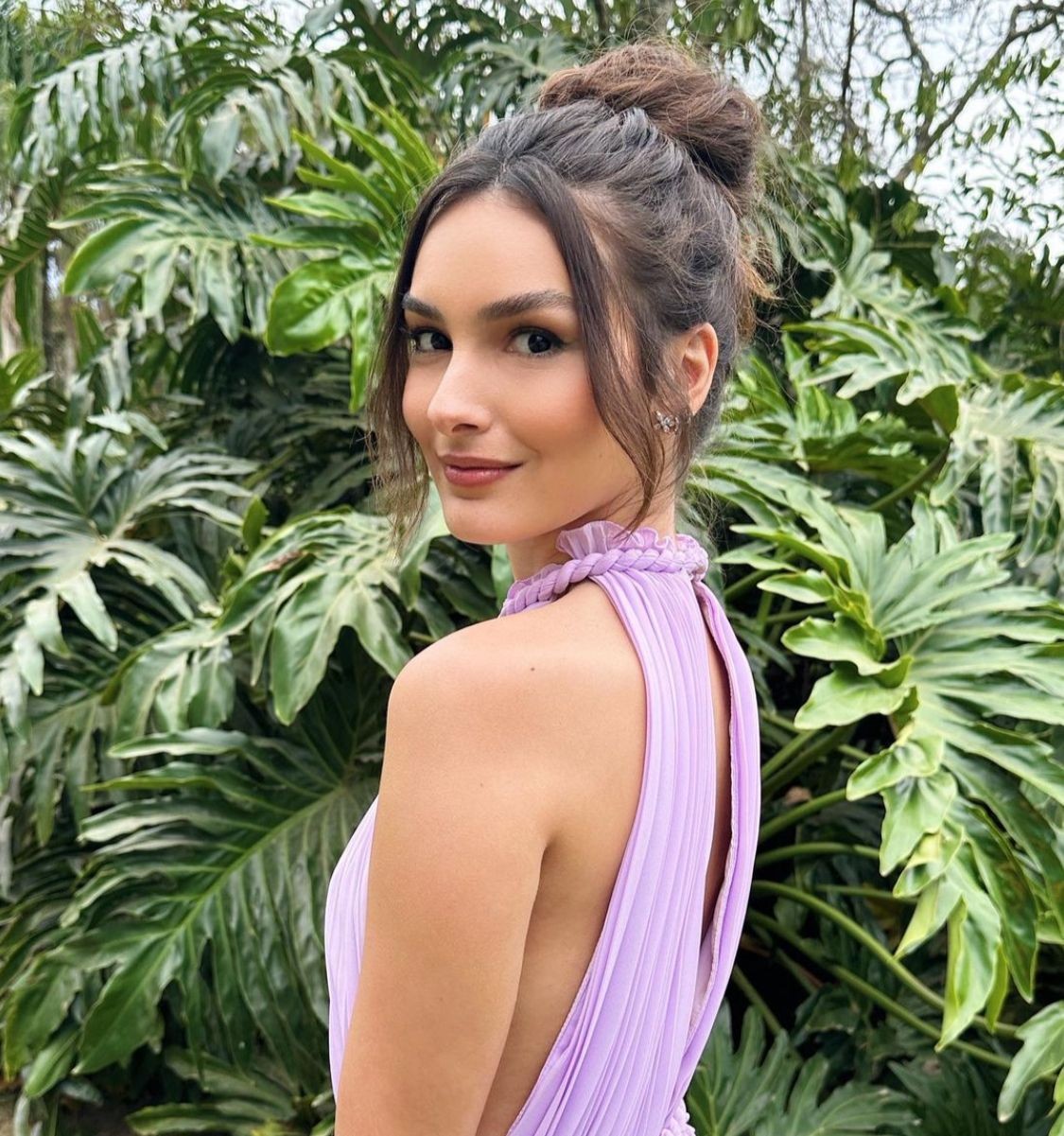 Marina Moschen beija namorada fotógrafa em casamento de atriz