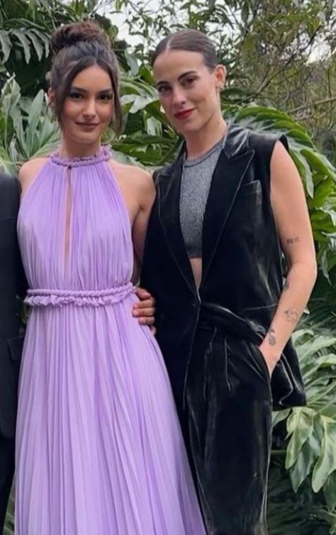 Marina Moschen beija namorada fotógrafa em casamento de atriz