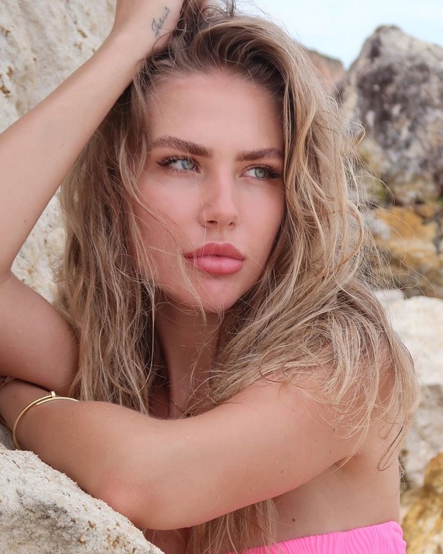 Ex do jogador Luiz Adriano, modelo russa dá à luz o 1º filho com empresário bilionário: 'Presente'