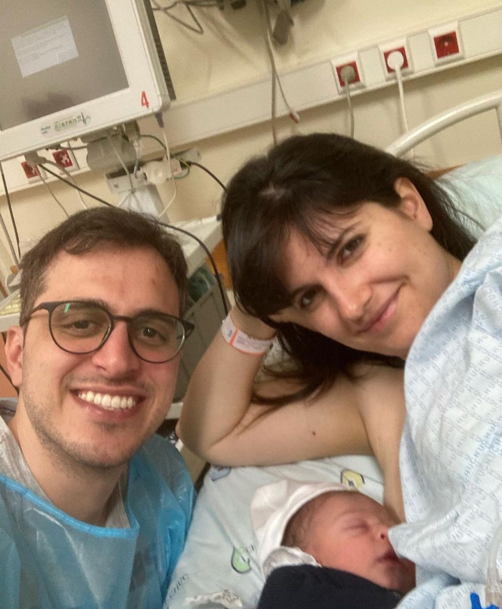 Gretchen conhece o neto português recém-nascido e se derrete dando banho no bebê; vídeo