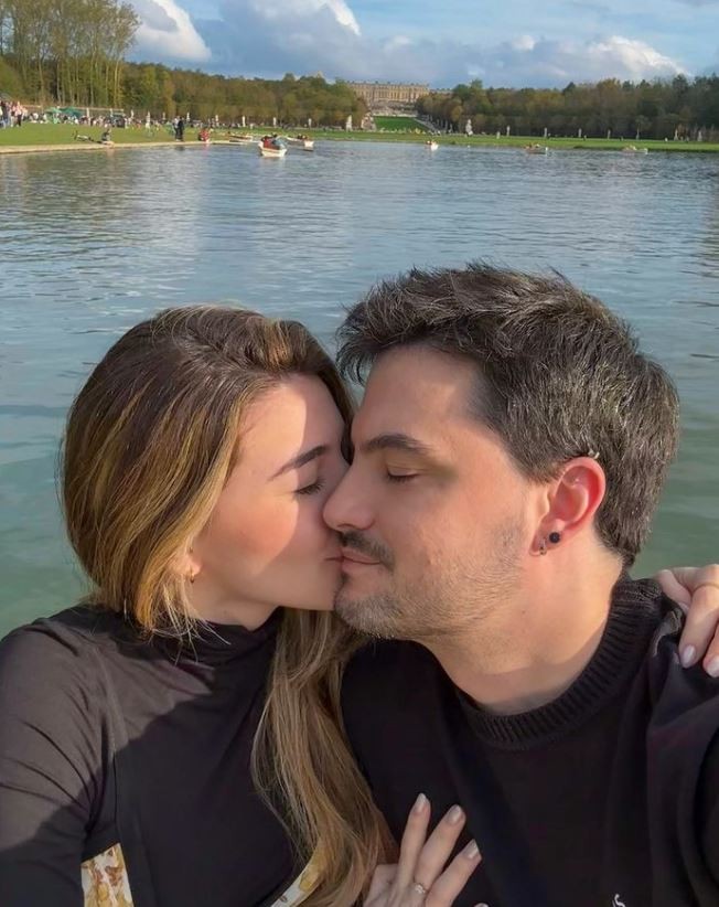 Em Paris, Felipe Neto comemora 1 ano de namoro e se hospeda em suíte com diárias de R$ 120 mil