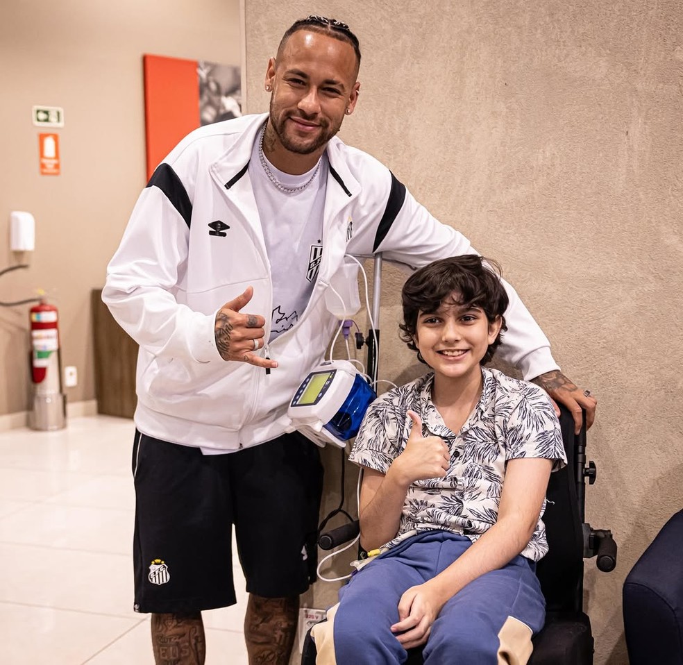 Antes do jogo do Santos, Neymar realiza sonho de fã que enfrenta ...