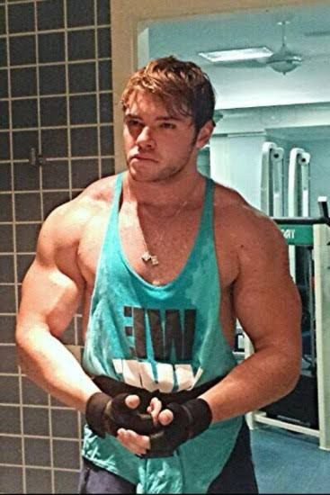 Em rara aparição, Thor, Olin e Eike Batista posam ao lado de suas mulheres