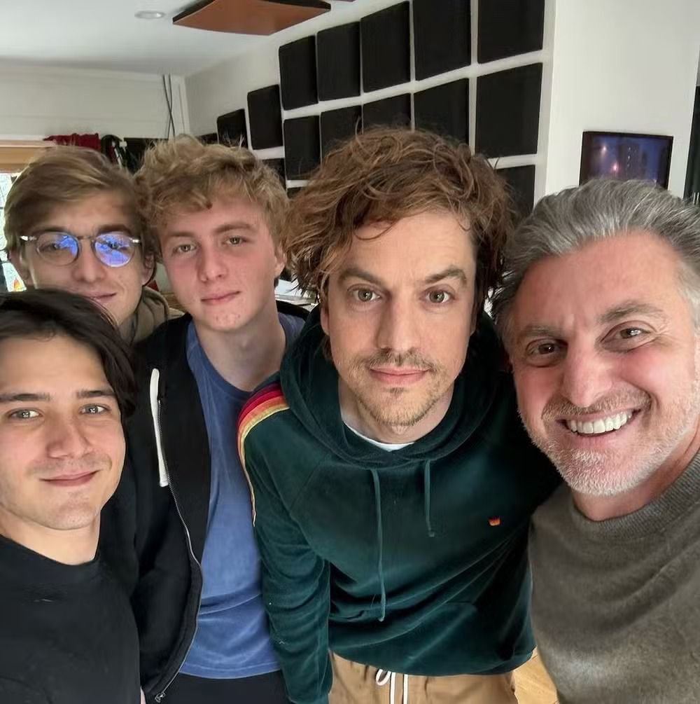 Irmão de Luciano Huck e marido lançam projeto musical nos EUA