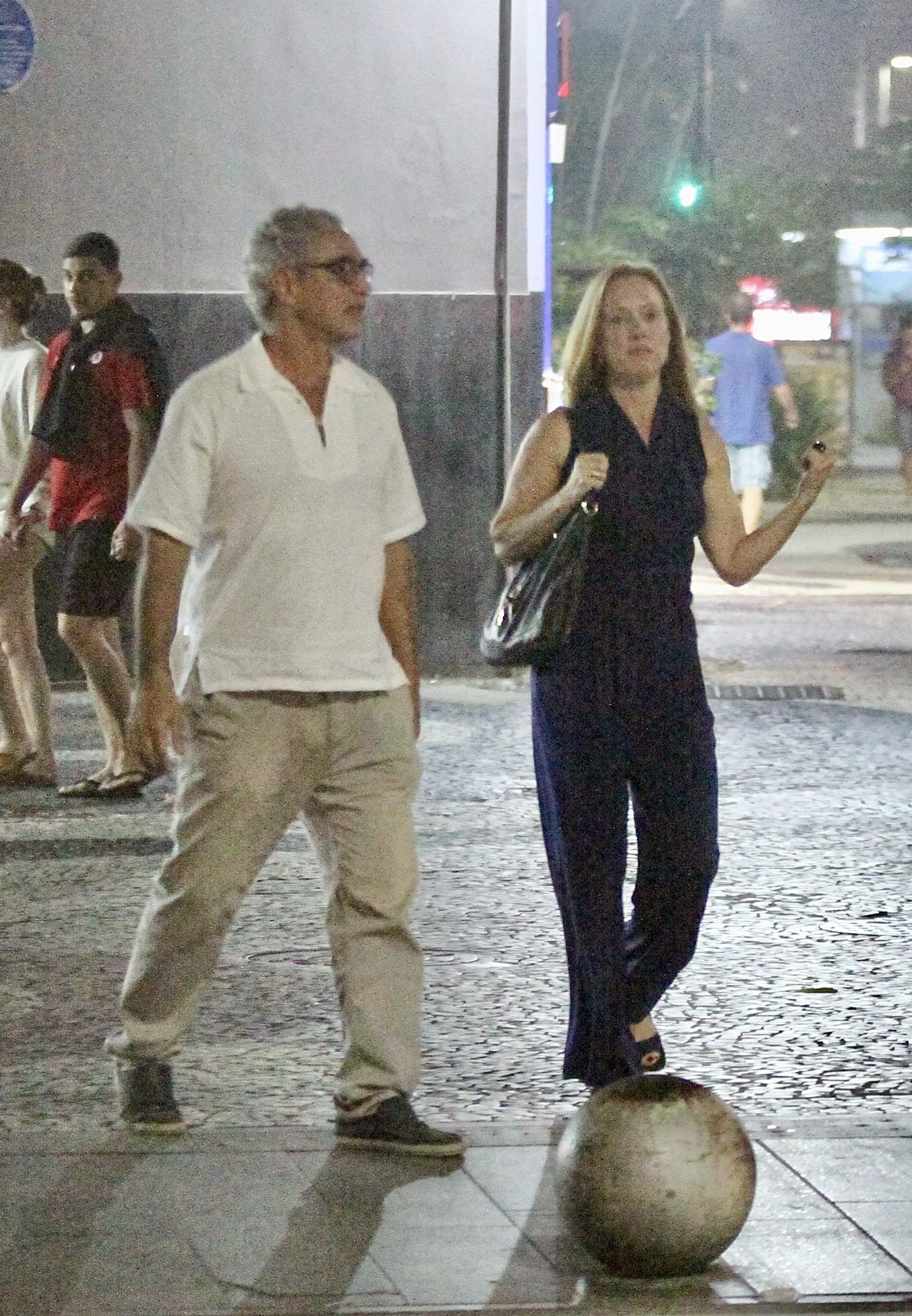 Sempre discreta, Bel Kutner deixa time das solteiras e troca beijos com ...