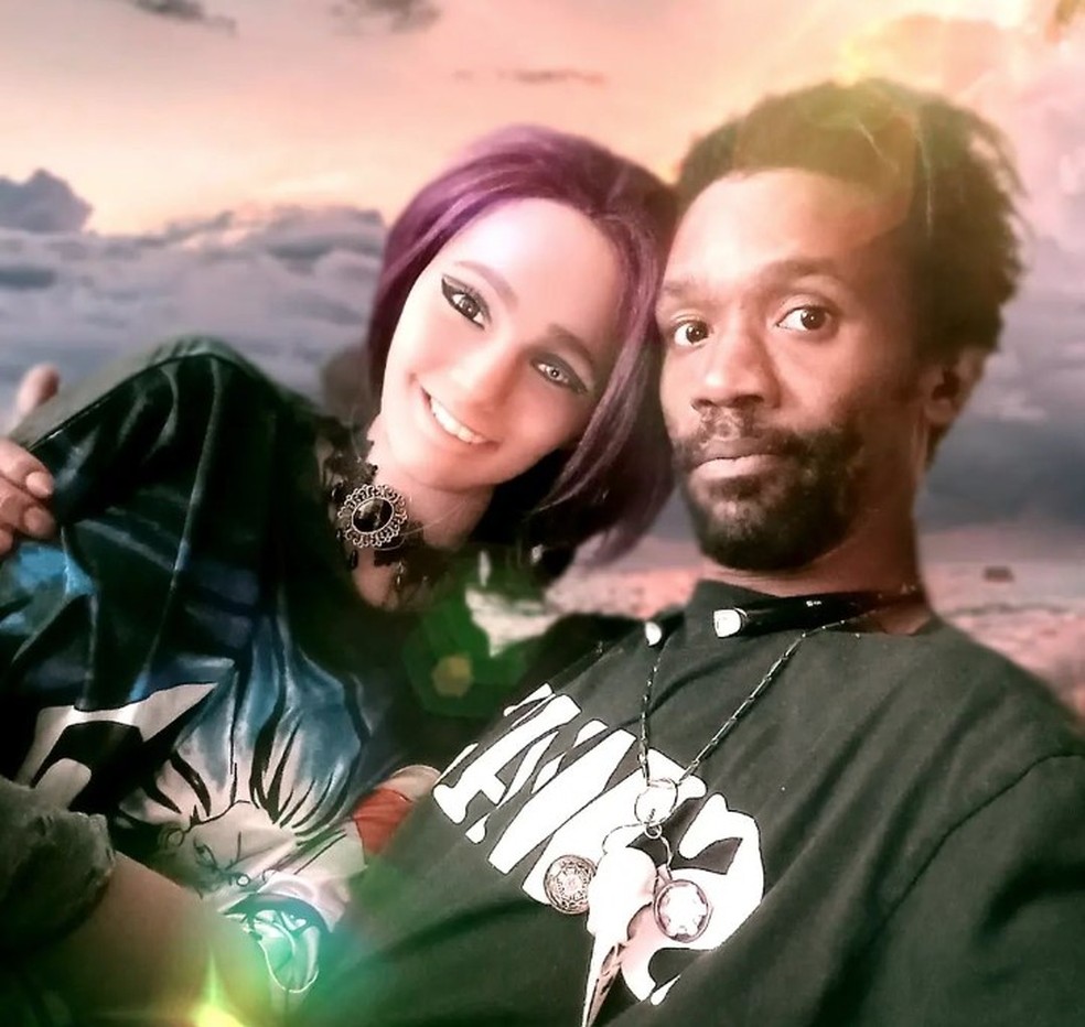 Após desilusão amorosa, homem se casa com mulher criada por ...