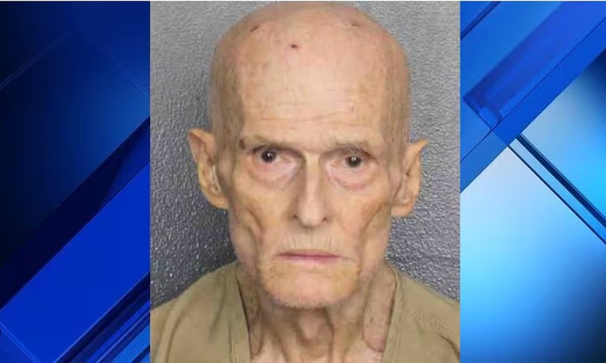 Homem de 79 anos é preso após circular apenas de calcinha fio-dental em ...