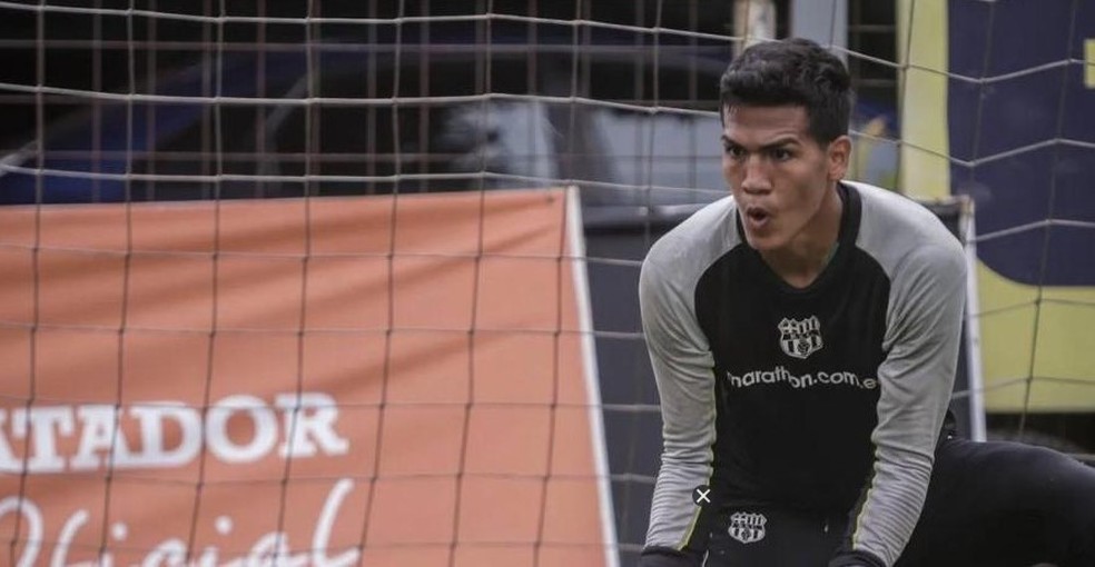 Goleiro de 20 anos morre após sofrer queda quando estava de folga