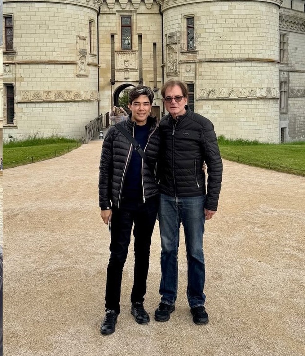 Viúvo do autor Gilberto Braga mostra lua de mel com ator na França; fotos