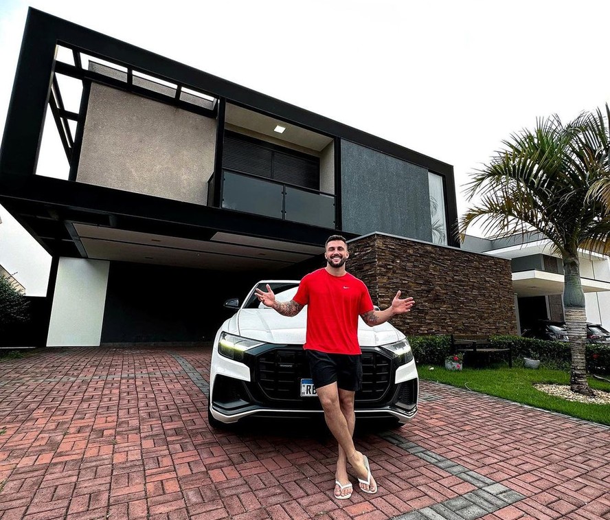 Ex-BBB Arthur Picoli comemora conquista de carro e casa nova, e ...