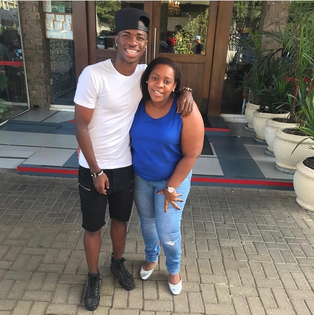 Mãe do jogador Vinícius Jr. engata affair discreto com pagodeiro: saiba ...