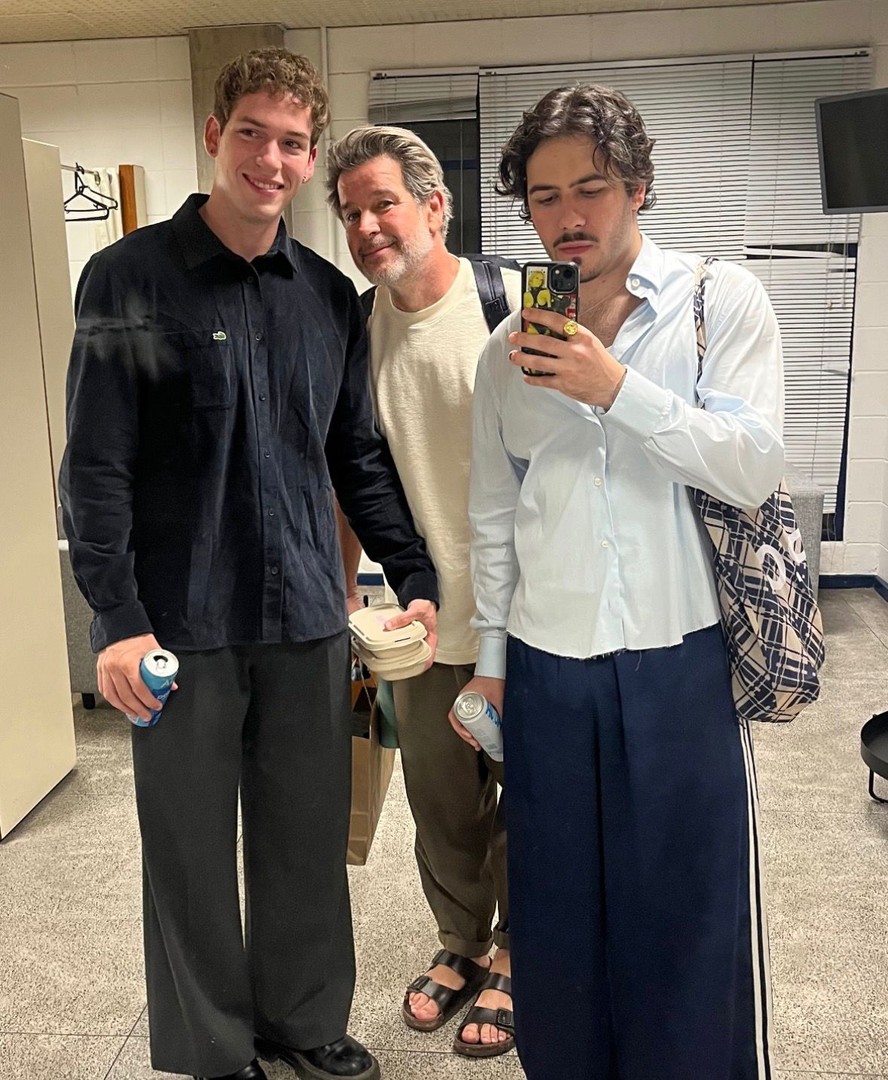 Murilo Benício posa com os dois filhos nos bastidores da Globo