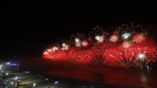 Cariocas e turistas se recusam a deixar Copacabana e prolongam ...