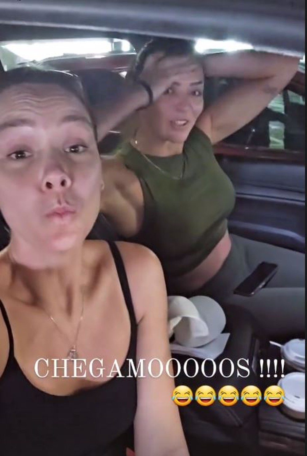 Musa da seleção do vôlei, Rosamaria curte férias com companheira de ...