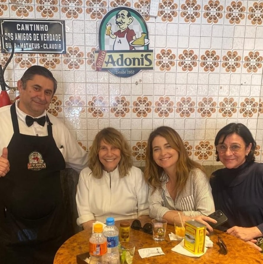 Claudia Abreu e Renata Sorrah almoçam juntas em tradicional restaurante ...