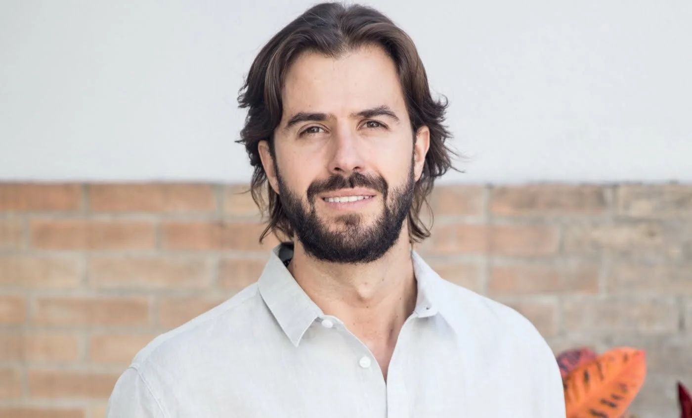 Mariana Ximenes é flagrada desfilando com novo namorado bonitão no Rio