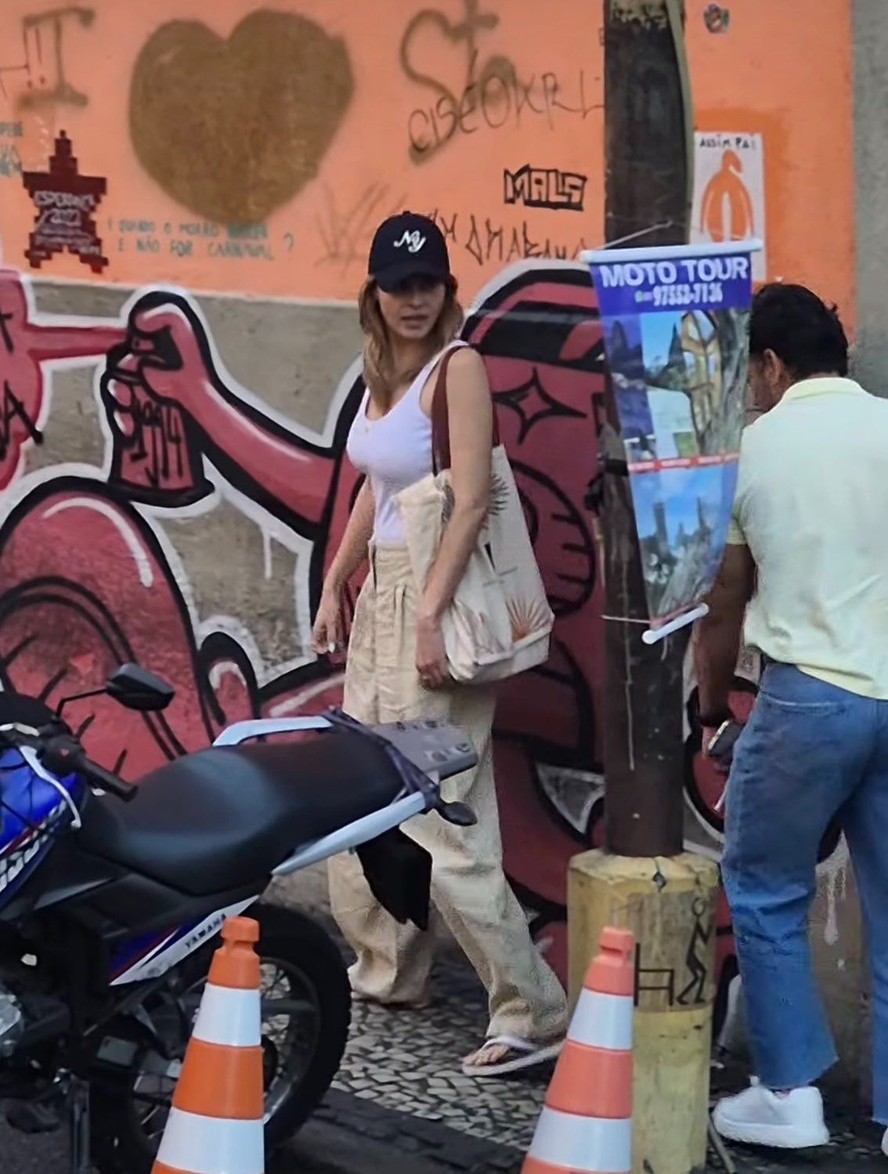 Milionária, Ana Paula Renault é vista andando de chinelo e discreta ...