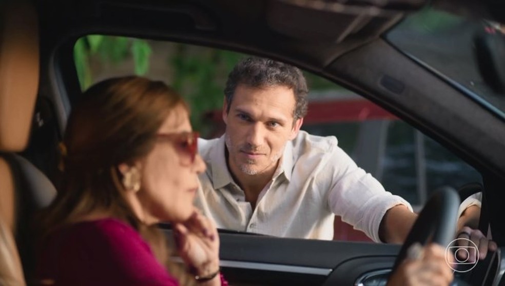 Em 'Terra e paixão', Petra questiona Irene ao flagrá-la com Vinícius: 'Tá traindo o meu pai?'