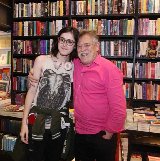 Filha trans de José de Abreu posa com a namorada, e ator reage com coração