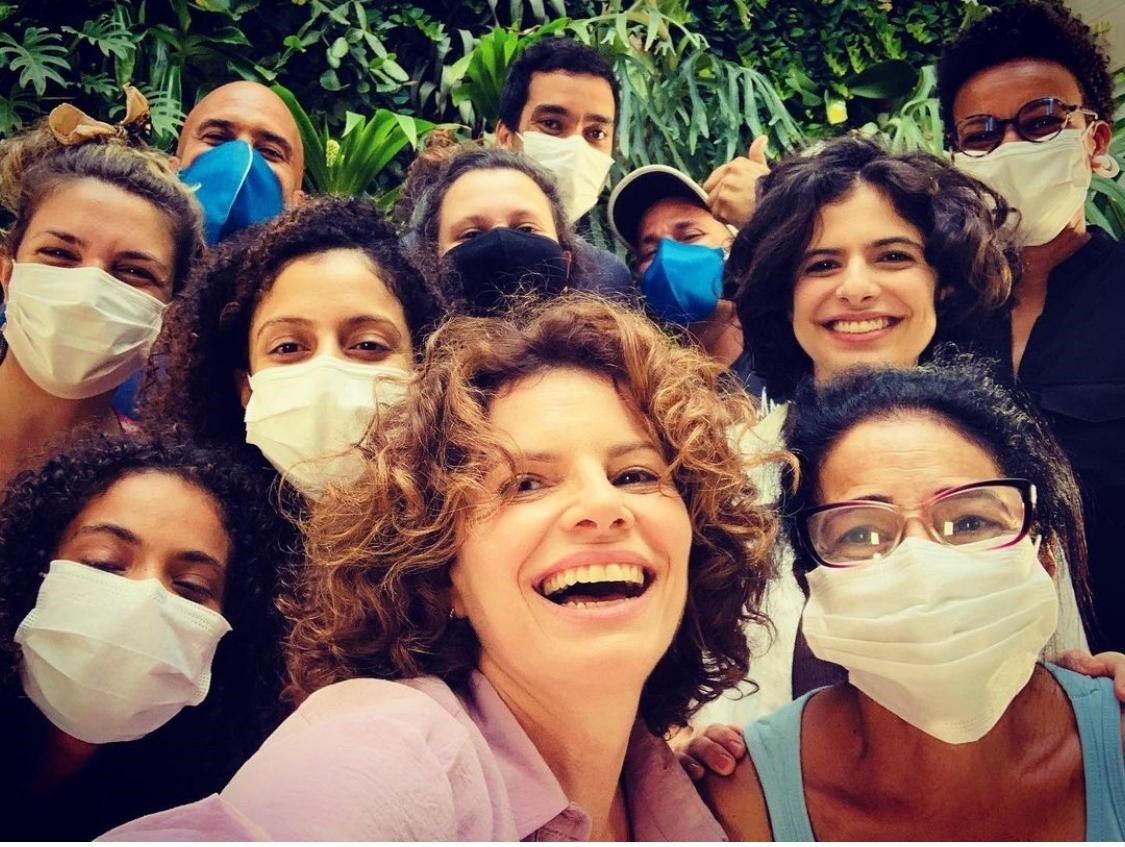 Filha de Débora Bloch comemora um ano de casamento com cantora