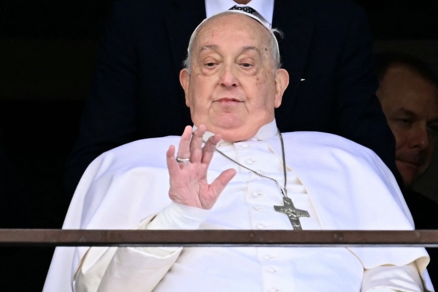 'Obrigado a todos': Papa Francisco faz primeira aparição pública após ...
