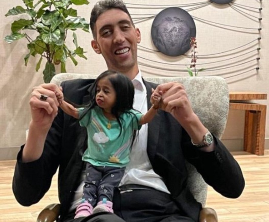 Homem mais alto do mundo se encontra com a menor mulher do planeta