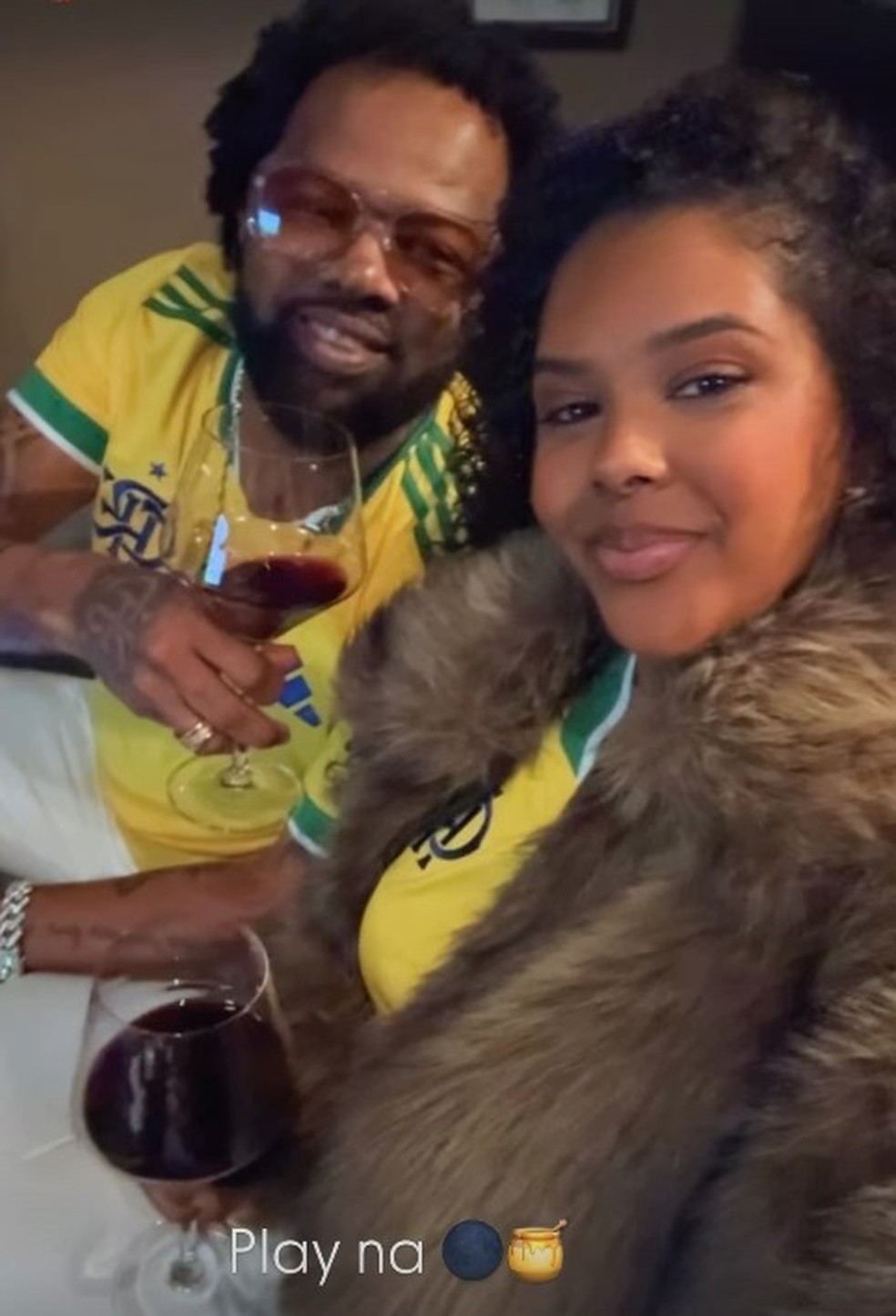 Xande de Pilares e Mikimbeth dão pausa na lua de mel para torcer pelo ...