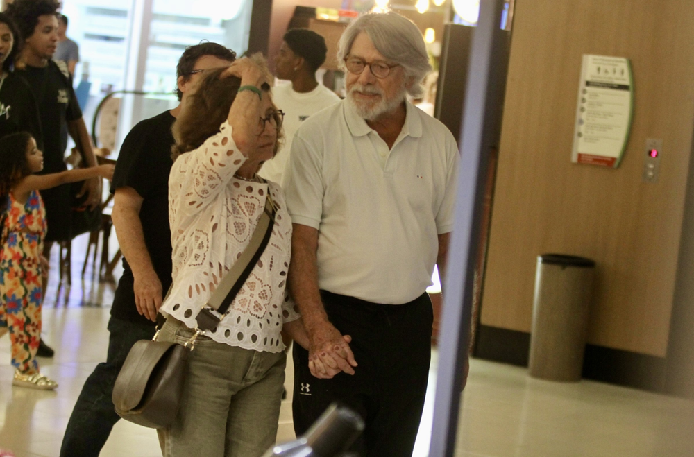 Aos 83 anos, Sérgio Chapelin faz rara aparição ao lado da mulher em ...
