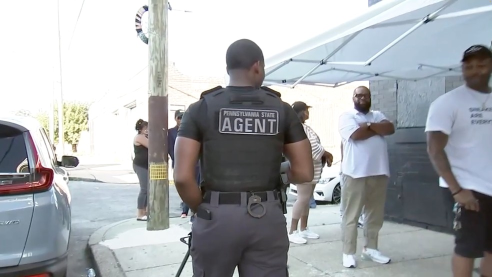 Lanchonete contrata seguranças com fuzis para proteger o negócio e seus ...