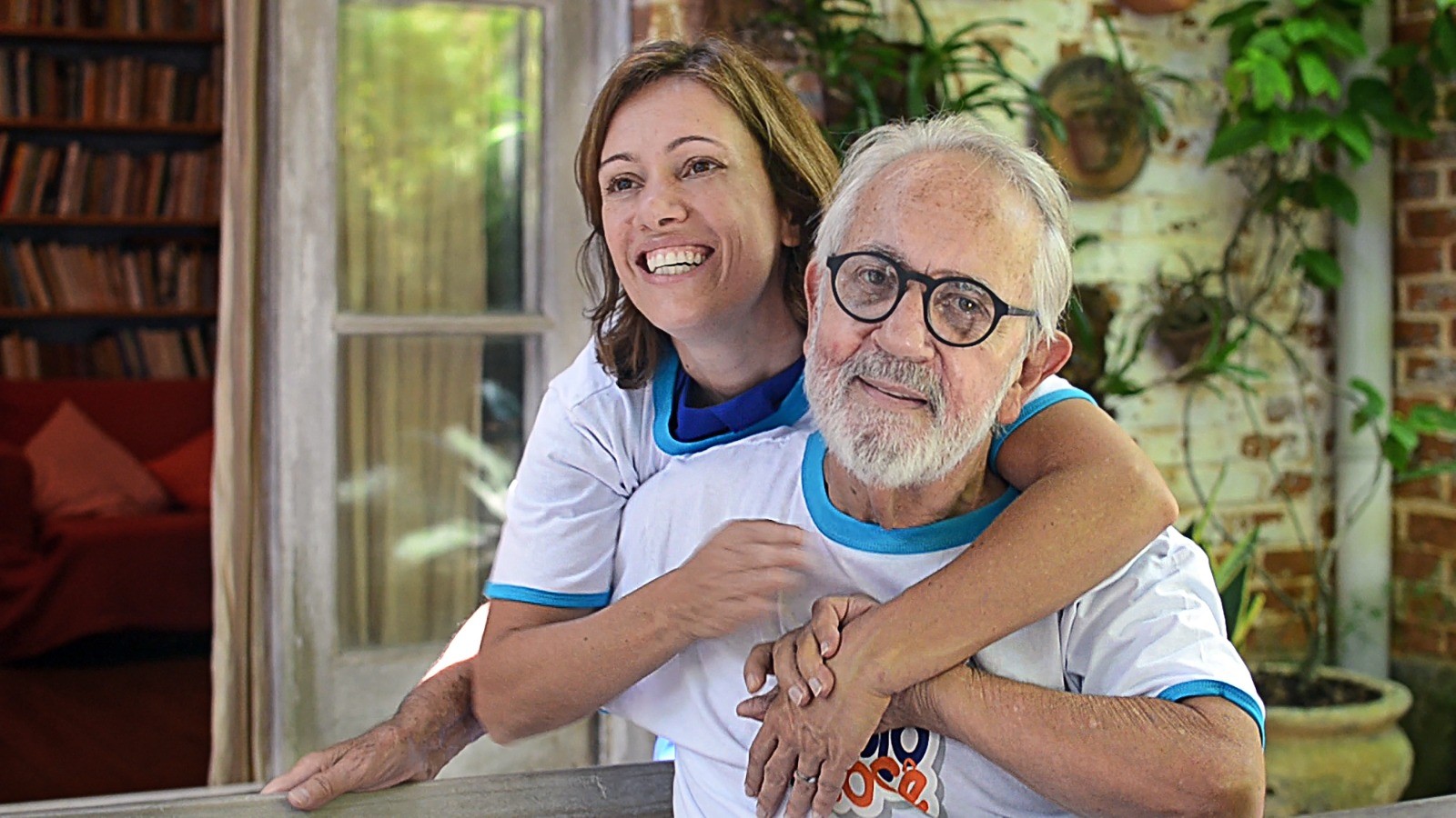 Bel Kutner 'baba' pelo filho de 17 anos na web: 'Meu grandão'