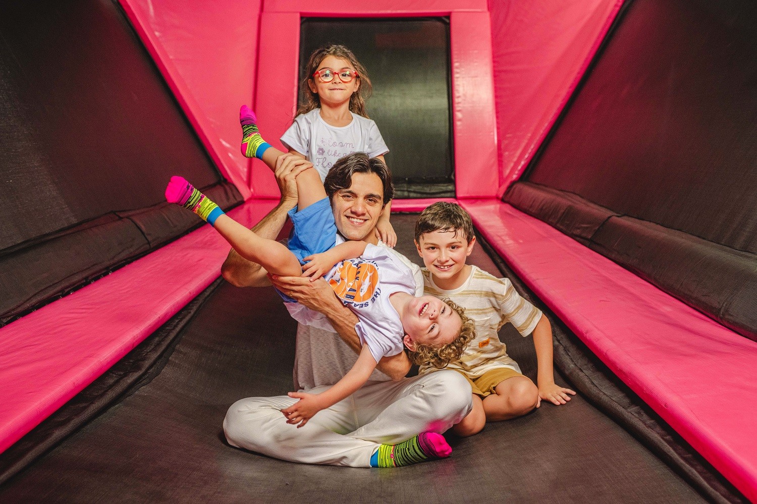 Felipe Simas se esbalda com os filhos em trampolins e reflete: 'Sou ...