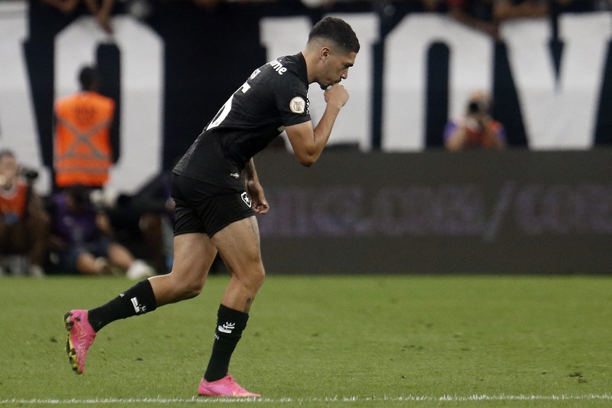 Em alta na temporada, lateral Hugo renova contrato com o Botafogo até 2026
