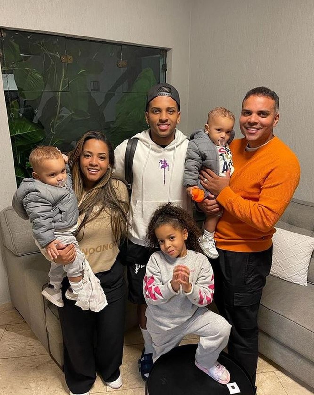 Rodrygo Goes posa pela primeira vez em família com filhos gêmeos antes ...