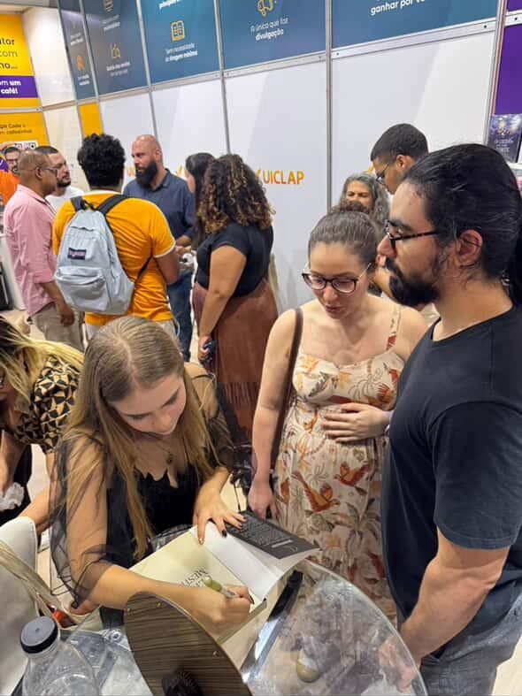 Escritora independente de 20 anos que viralizou na Bienal consegue ...