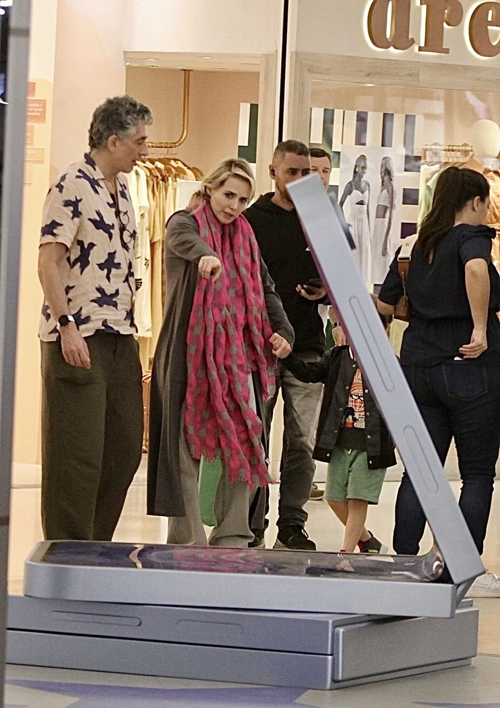Leticia Colin e Michel Melamed passeiam de mãos dadas em shopping após ...