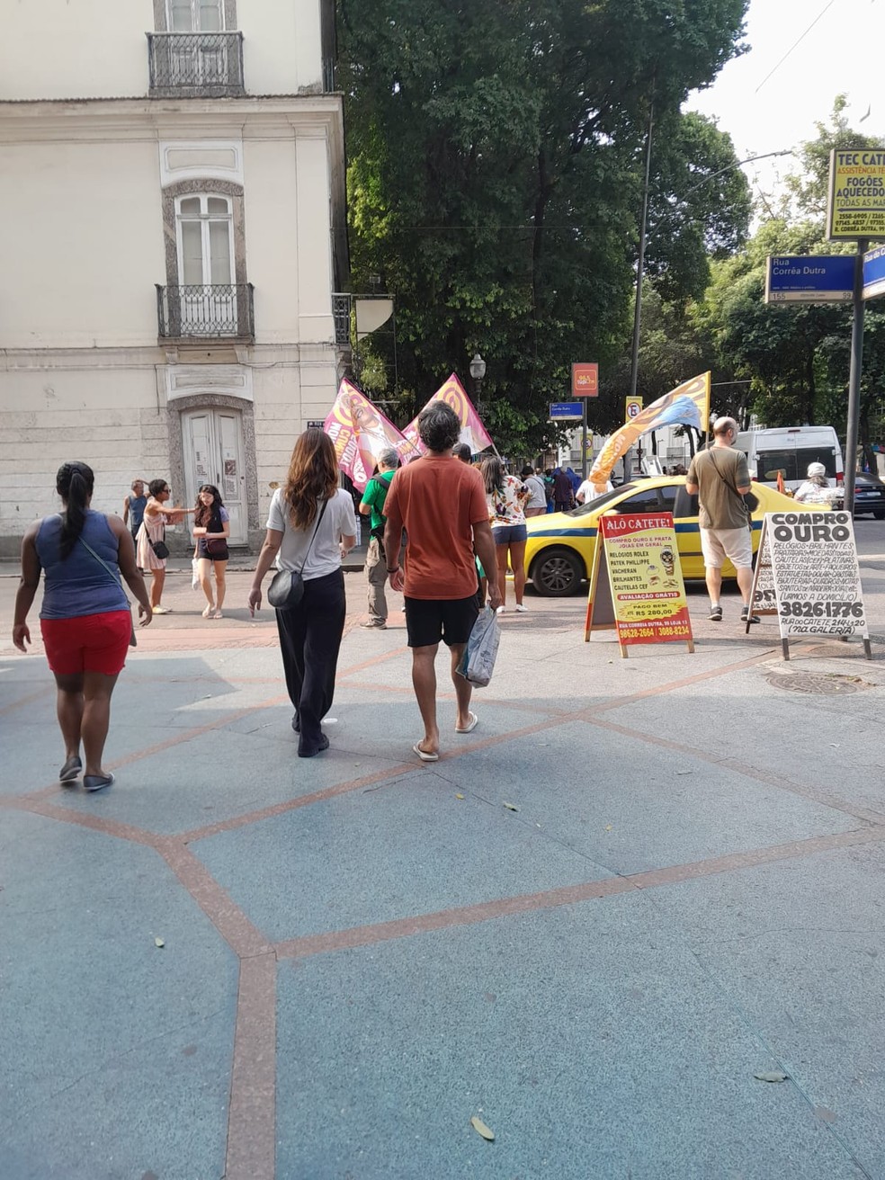 Ex de Deborah Secco, Hugo Moura e nova namorada passeiam juntos, no Rio