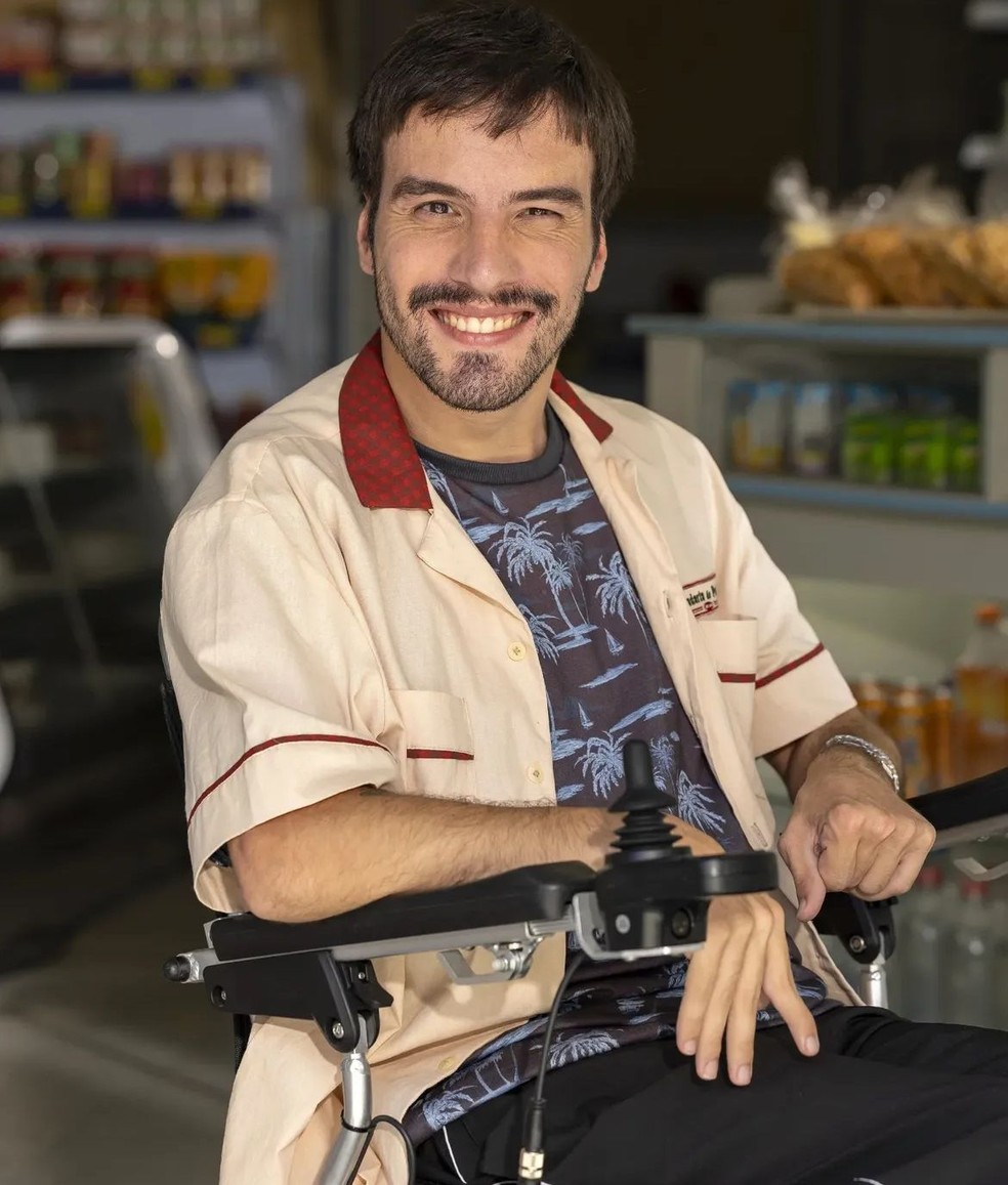 Peter de 'Dona de mim', ator PCD Pedro Fernandes curte praia no Rio