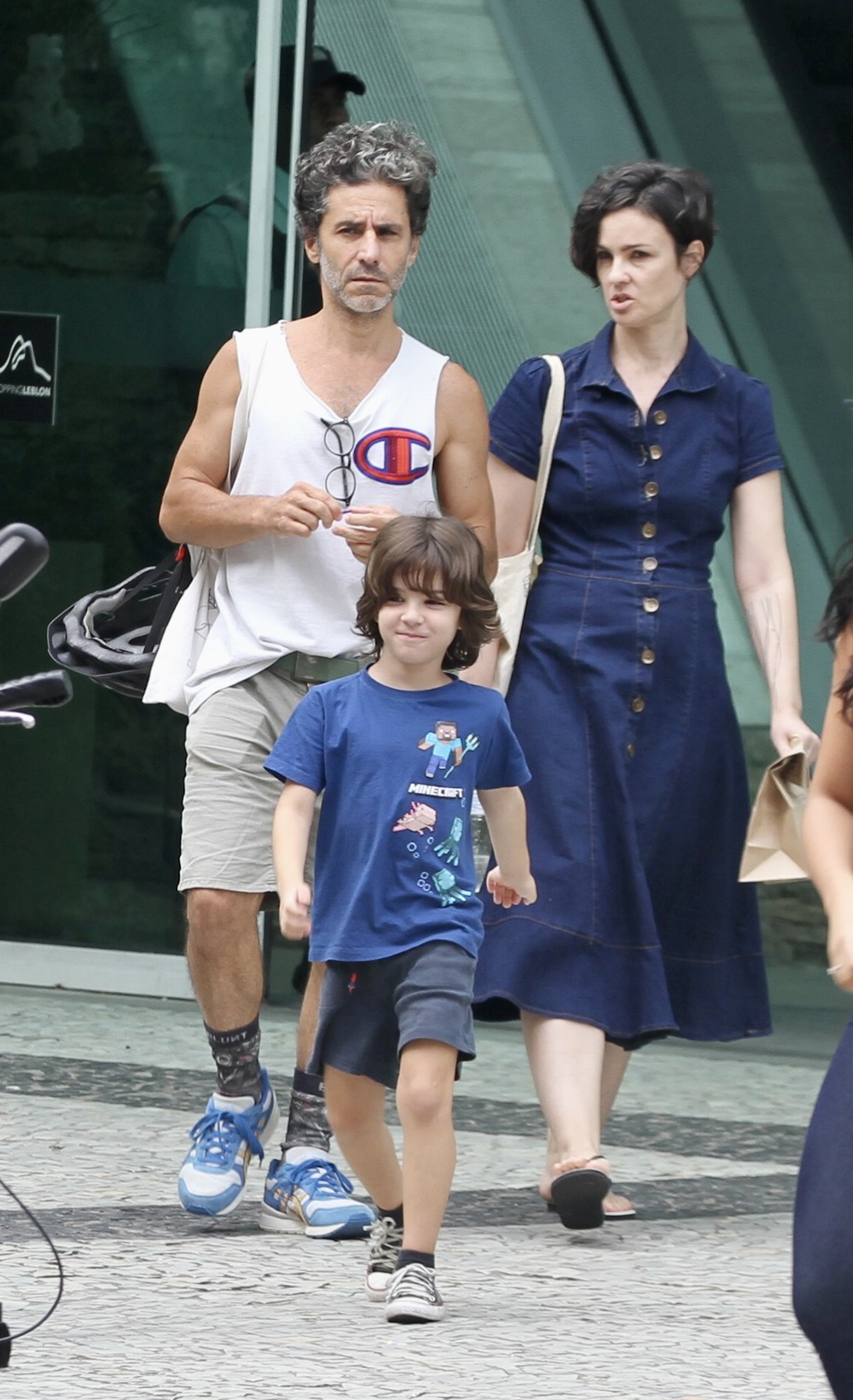 Longe das novelas, Carolina Kasting reaparece ao lado dos filhos e do marido, com quem está ...