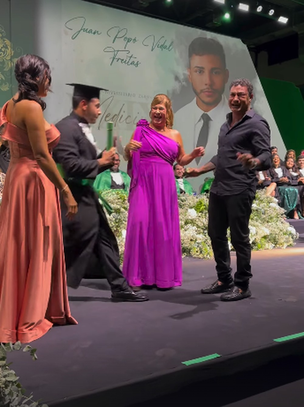 Popó se emociona e vai às lágrimas em formatura do filho médico; veja o ...