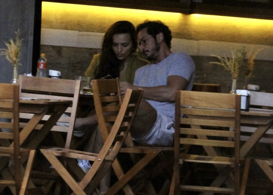 Engrenou! Rafa Kalimann e Allan Souza Lima curtem bar no Rio em novo flagra