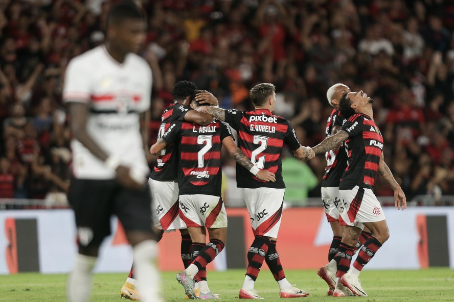 Flamengo vence o São Paulo por 2 a 0 no retorno ao Campeonato ...